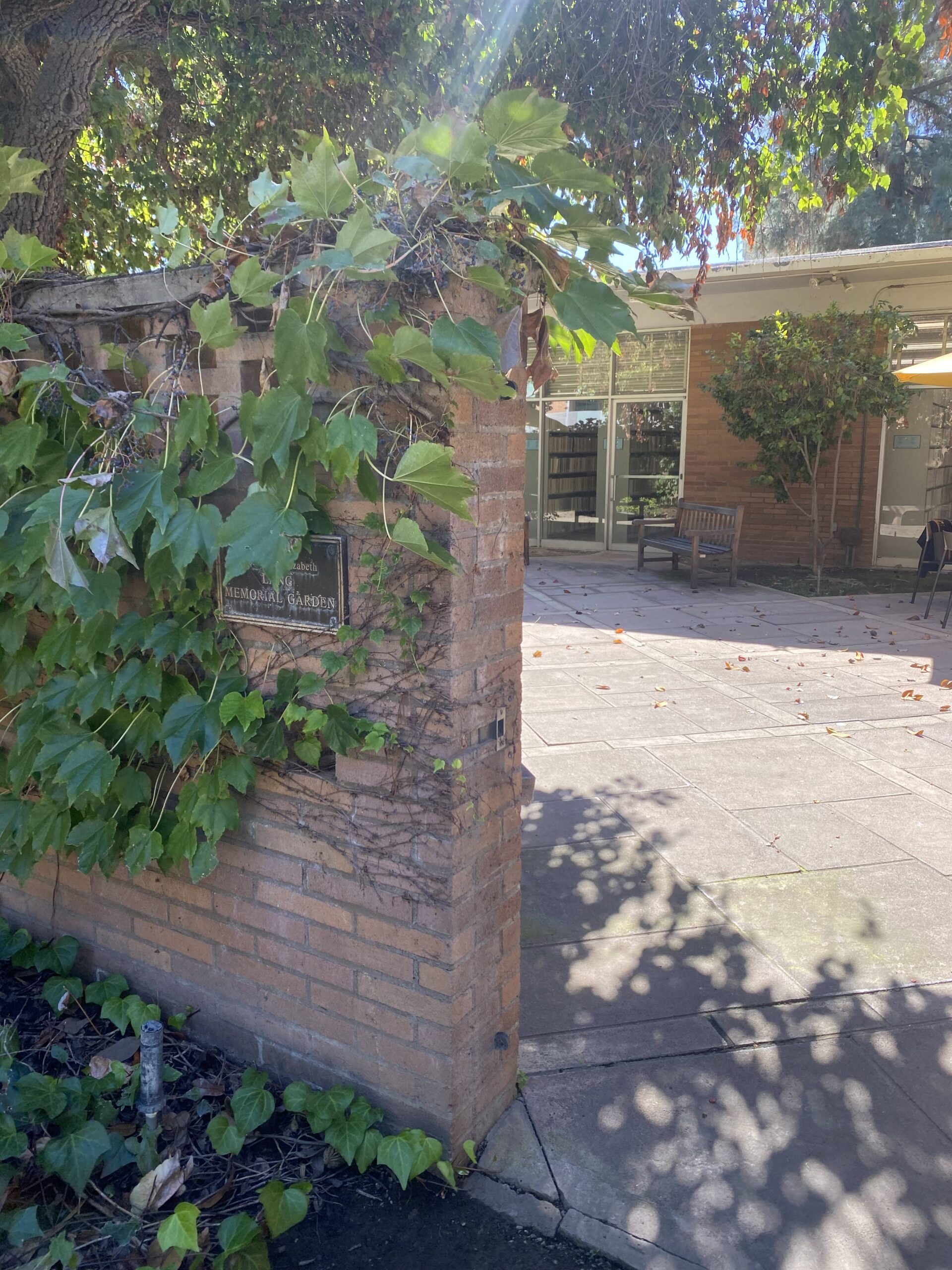 The Robert and Elizabeth Lang memorial garden - Highlander